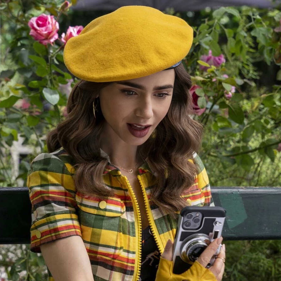 Emily in Paris et l’art de porter le couvre-chef
