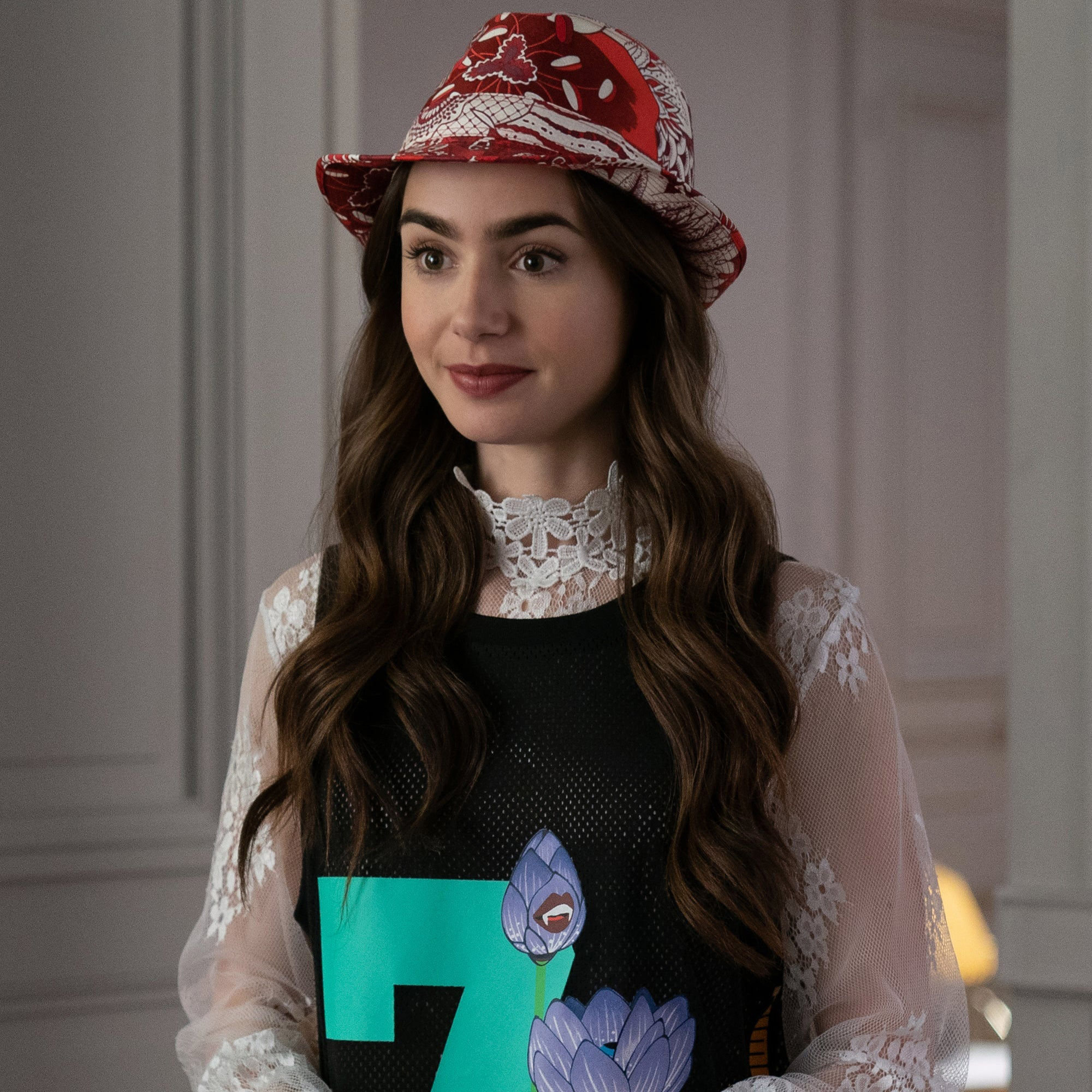 Emily in Paris et l’art de porter le couvre-chef